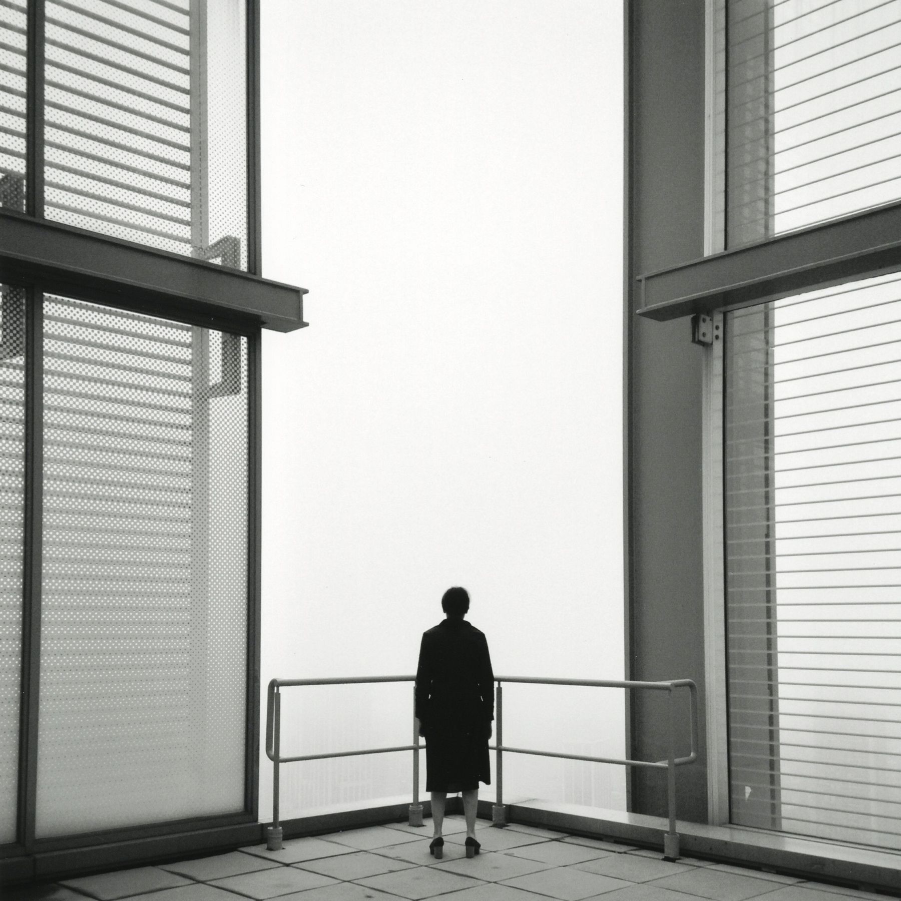 Kathy Ryan: Office Romance - HGG2 - Exhibitions - Howard Greenberg Gallery