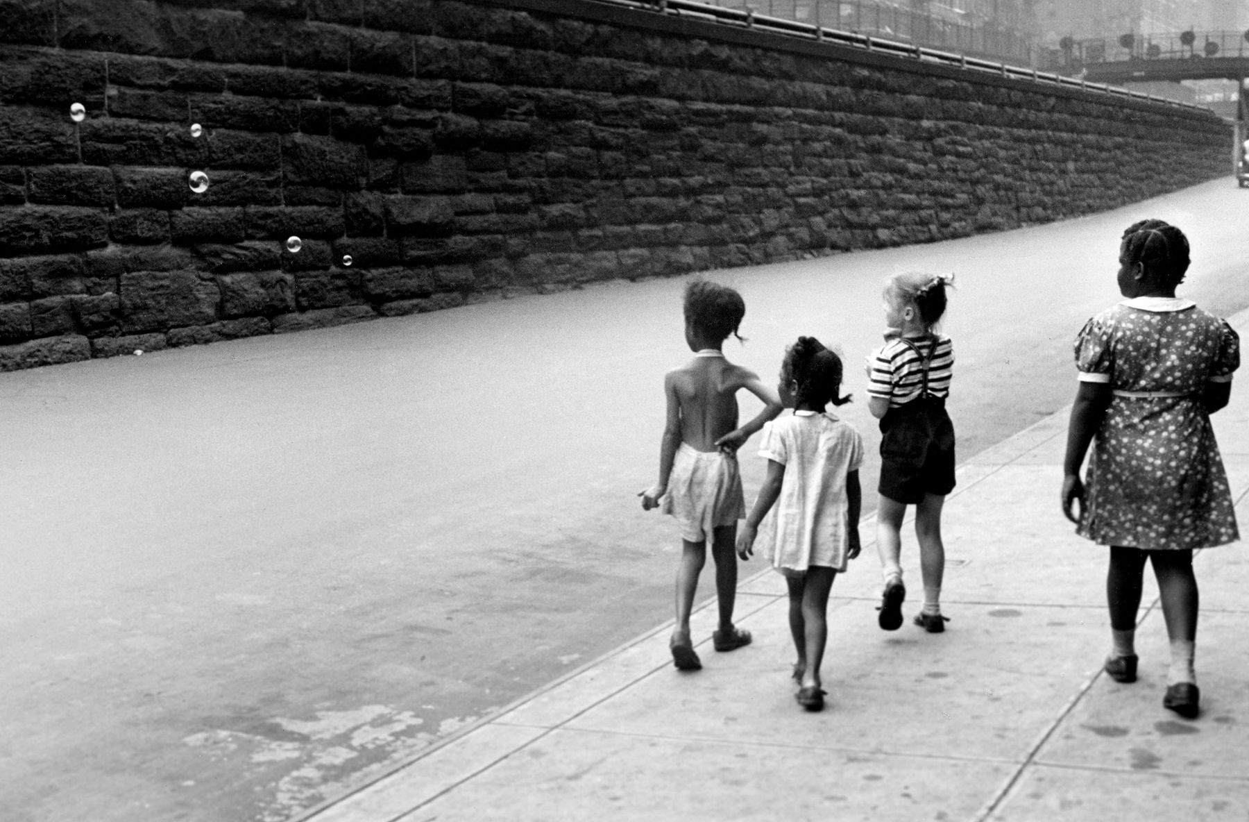 Helen Levitt - Pairs and Apples - Exhibitions - Laurence Miller Gallery