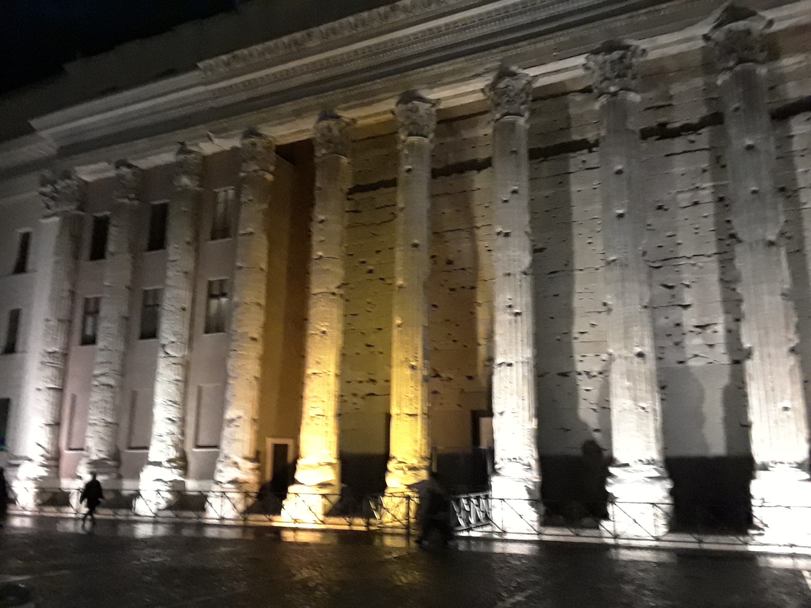 Roman Colonnade | Rome up-close