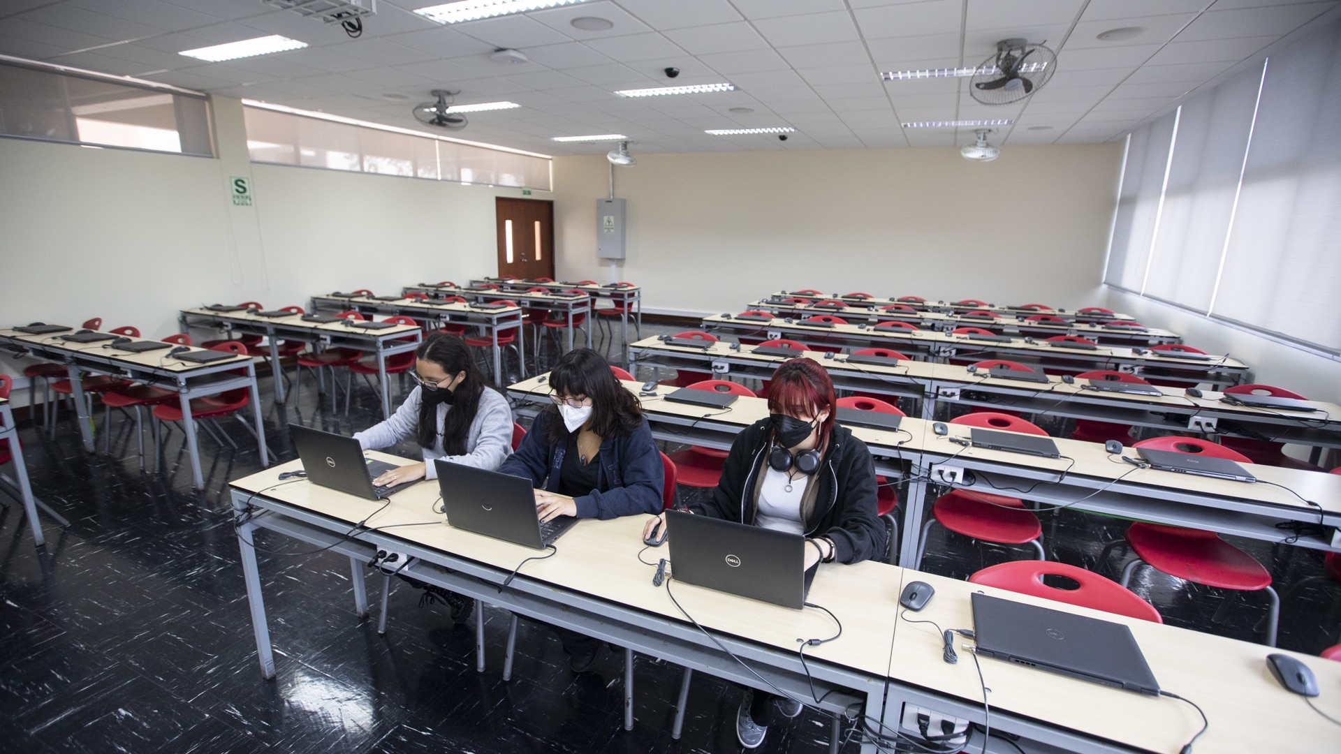 Estudios Generales Ciencias inaugura 2 nuevos laboratorios de cómputo