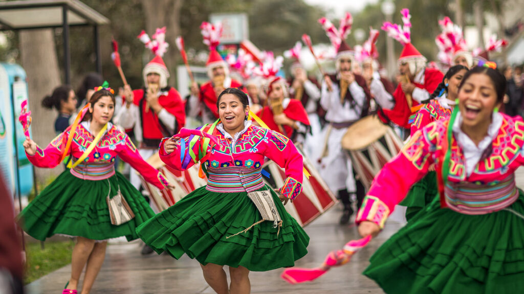 Cemduc celebra 30 años dedicados a la música y danzas peruanas