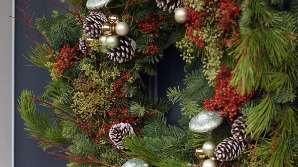 Make a DIY Christmas Wreath: 6 Design Ideas for a Welcoming Winter ...