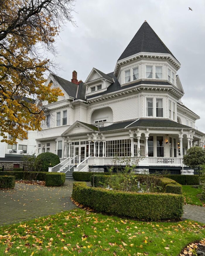 GPOD on the Road: The Topiary Garden at the Pendray Inn - Fine Gardening