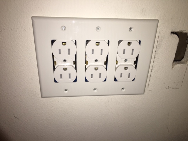 3 gang outlet - rectangular face plate with rounded outlets - Fine ...