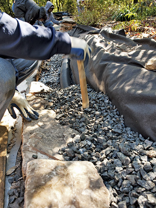 Setting the Stones for a Dry-Stack Retaining Wall - Fine Homebuilding