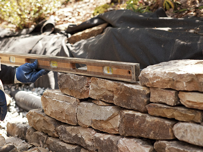 Setting the Stones for a Dry-Stack Retaining Wall - Fine Homebuilding