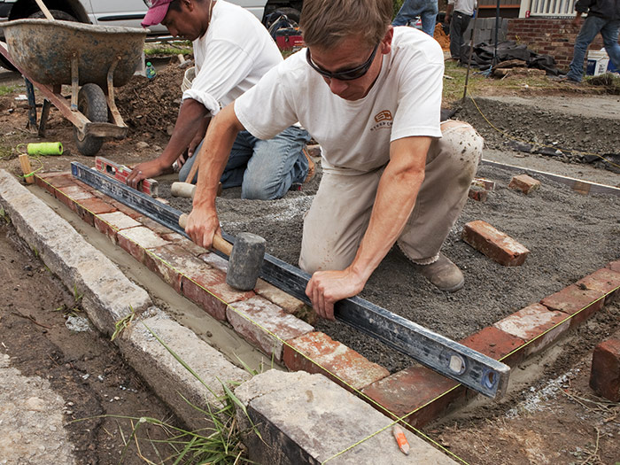 Brick Walkway: Setting the Bricks - Fine Homebuilding