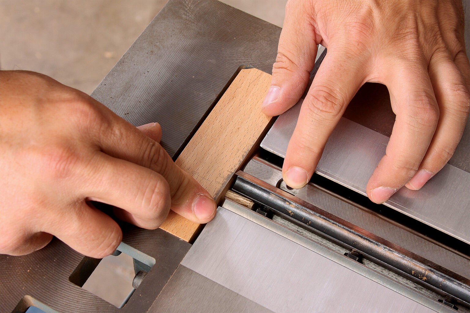 Sharpen Jointer Knives in Place - FineWoodworking