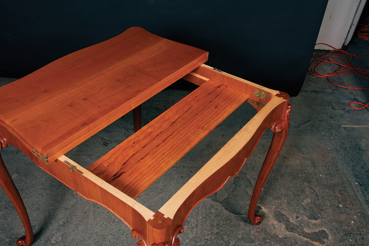 Expanding Table Looks Great Open or Closed - FineWoodworking