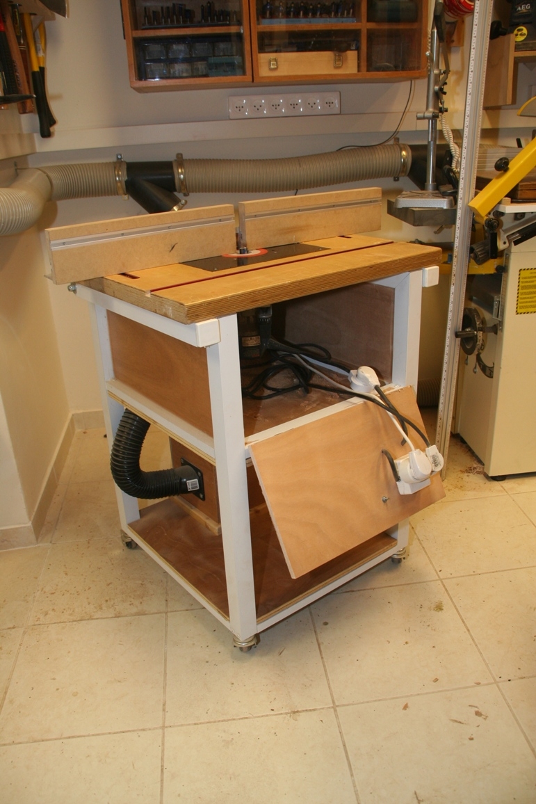 Router Table with integral DC - FineWoodworking