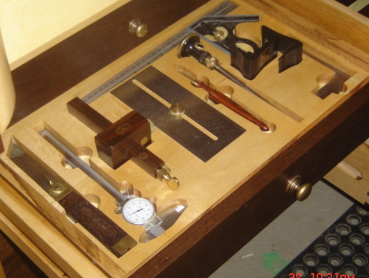 FWW Essential workbench - FineWoodworking