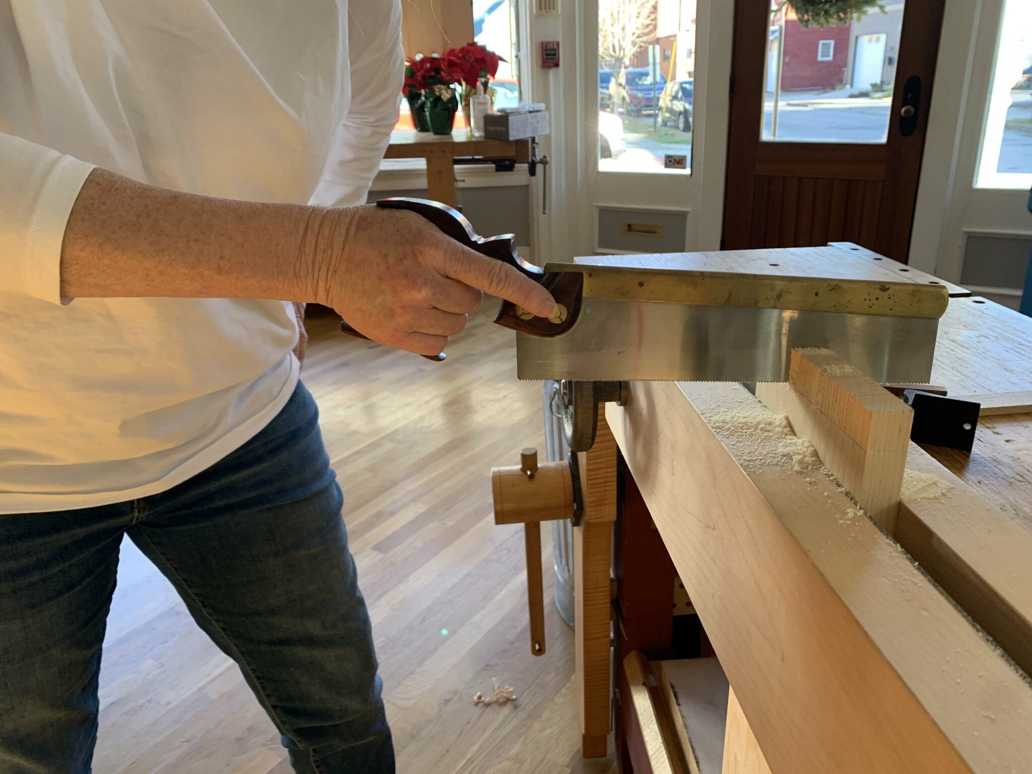 Learning how to saw by hand - FineWoodworking