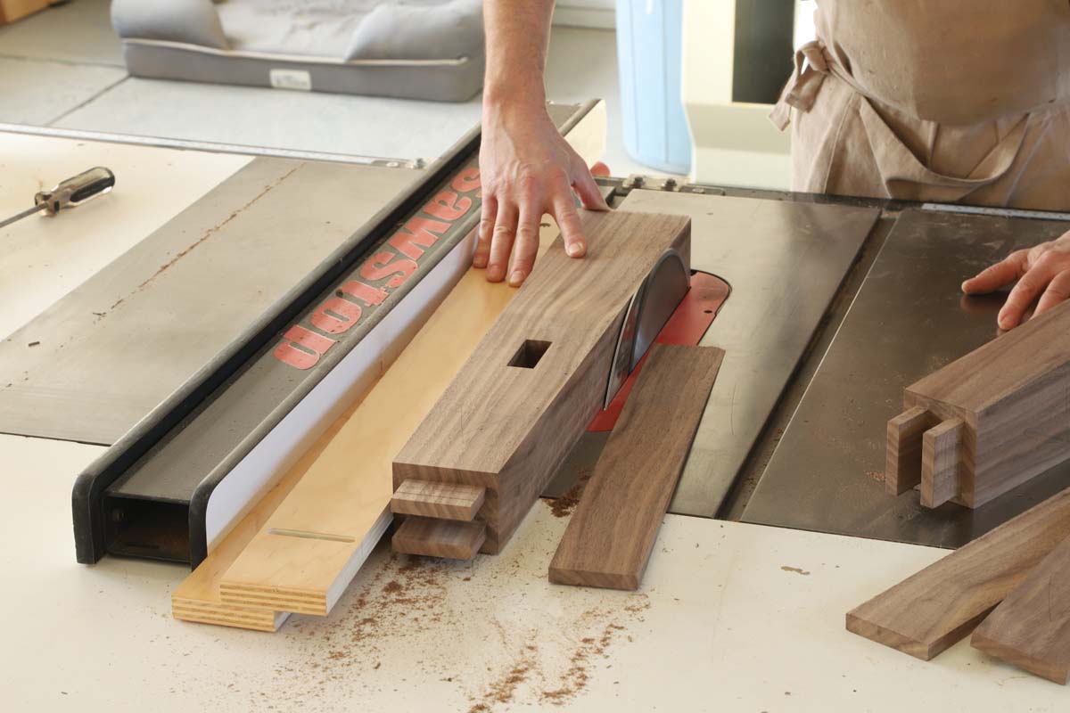 Arts and Crafts inspired trestle table - FineWoodworking