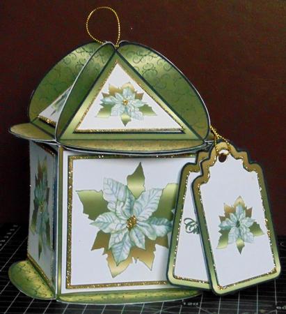 Square Based Gift Box - Gold Poinsettias - CUP563267_173 | Craftsuprint