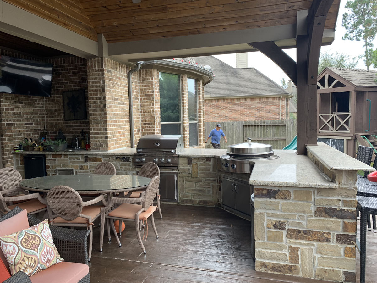 Custom Outdoor Kitchens in Houston | Grills, Bars & More!