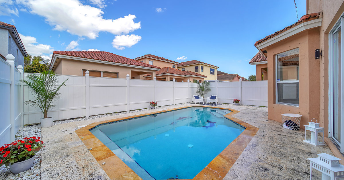 3725 NE 10th St | Luxe Properties, LLC