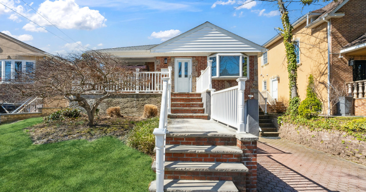 29-30 Bell Blvd - Bayside, NY 11360