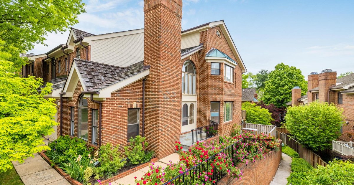 6615 Anthony Crest Square | Washington Fine Properties, LLC