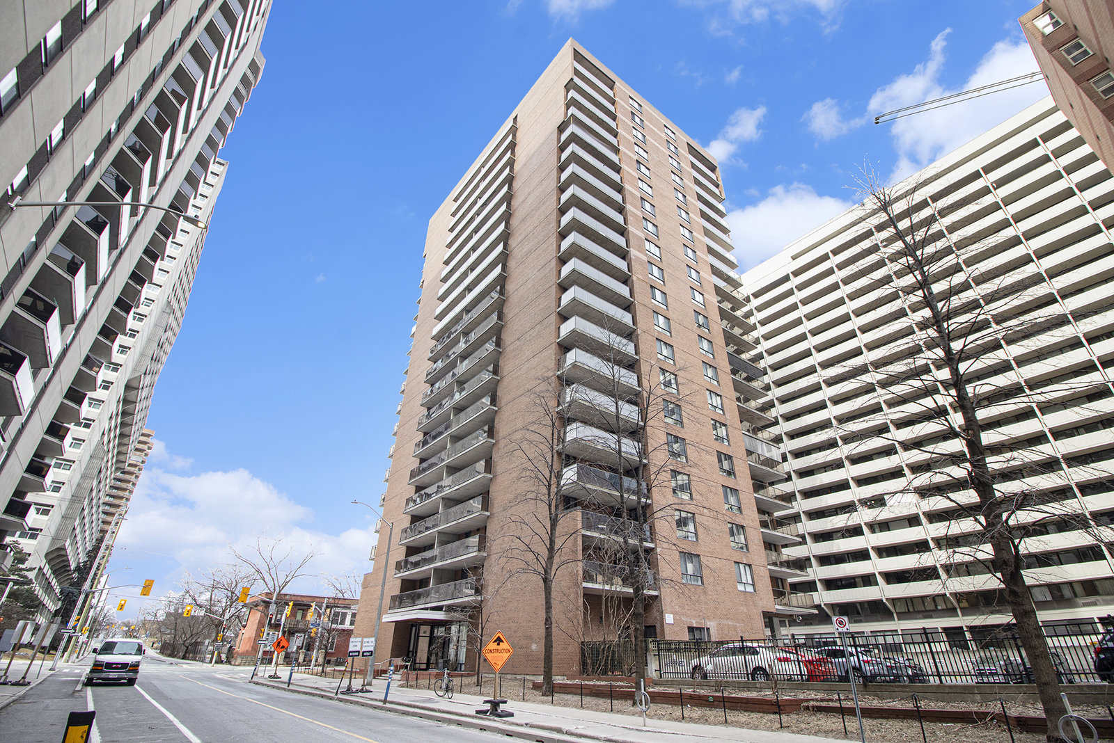 1204 - 475 Laurier Ave W