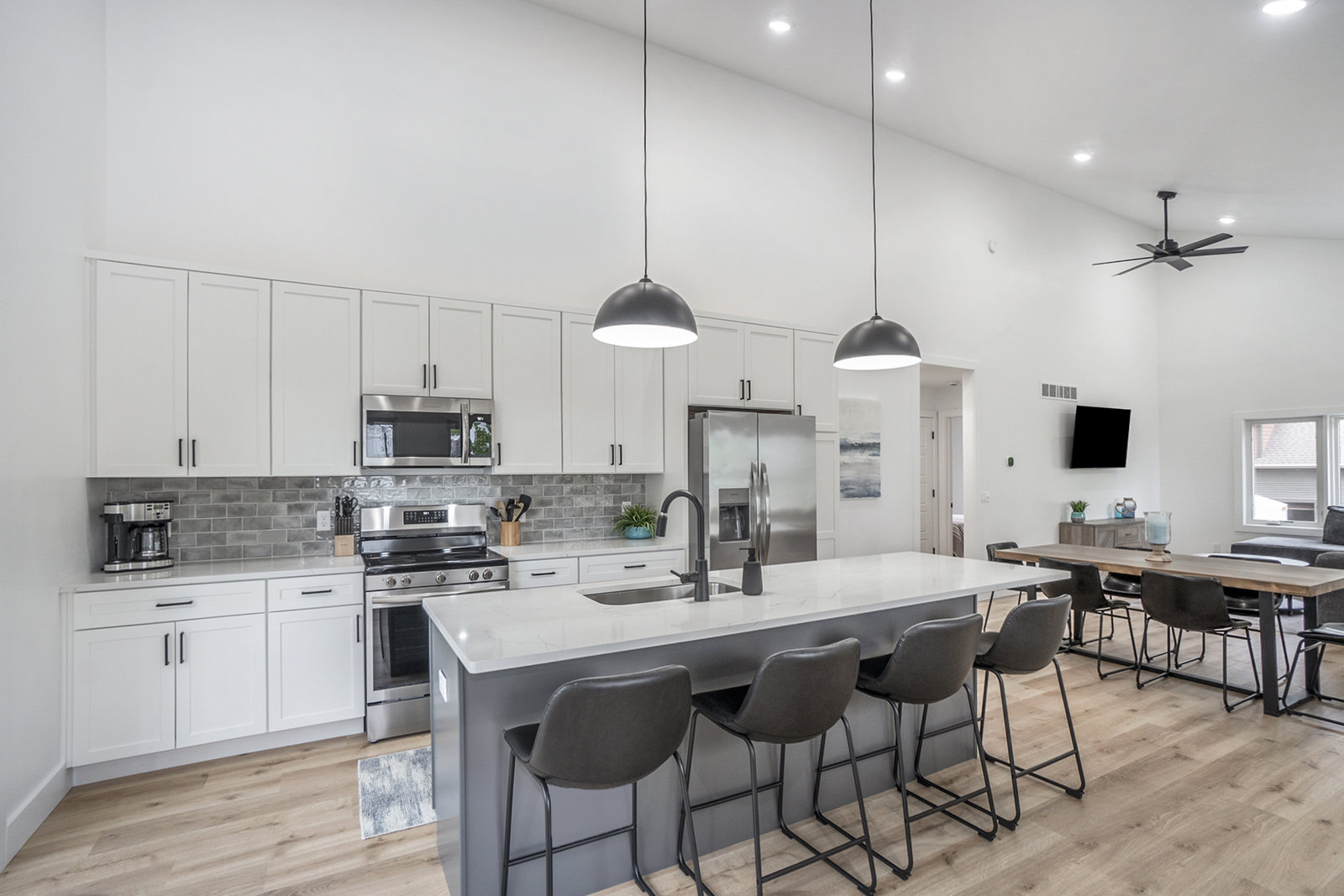 3220 Lakeshore Drive