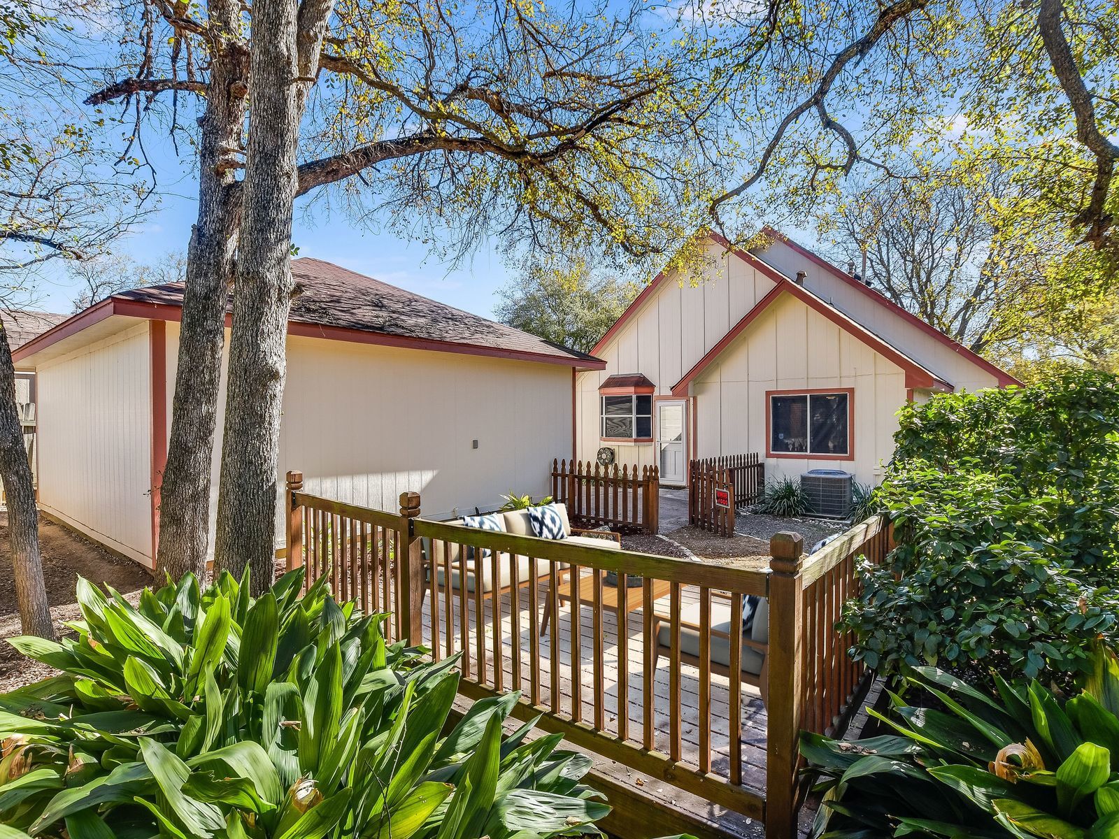 Charming home in Tanglewood Forest | Kuper Sotheby's International Realty