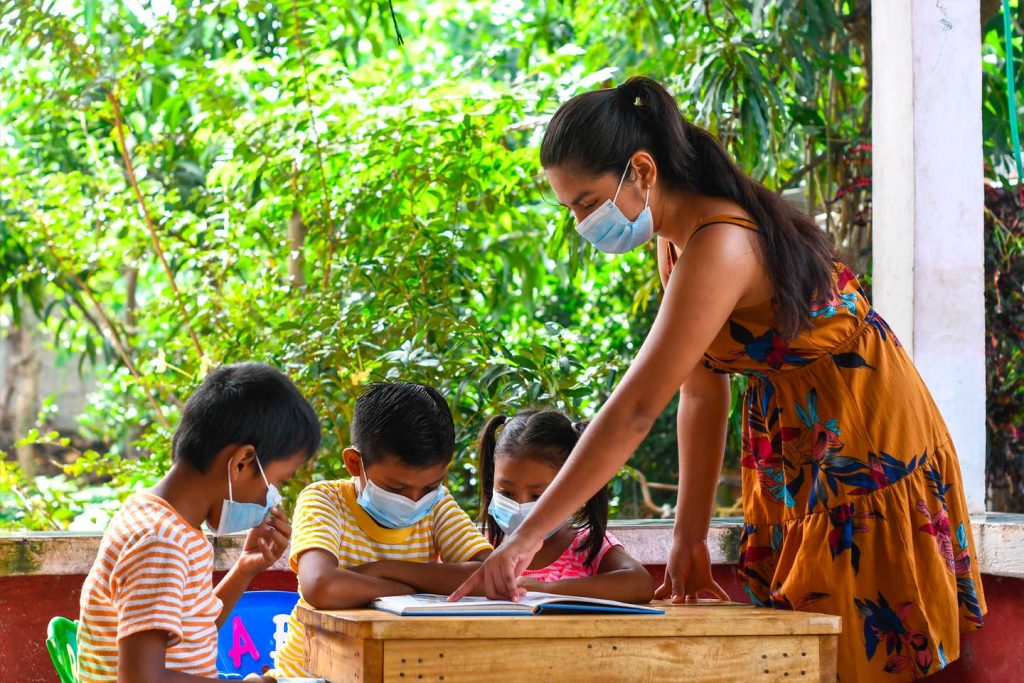 Nancy, a former scholarship recipient with a very valuable present – FUNDAP