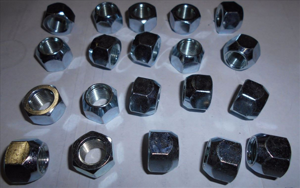 1966-74 A B E-Body Lh Rh Thread Lug Nuts