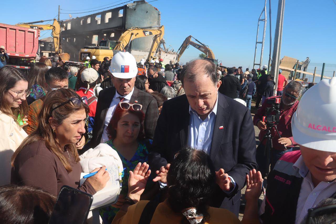 Ministro Poduje encabeza demolición de población Ríos de Chile afectada ...