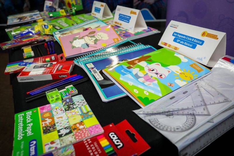 Comenzó entrega de útiles y textos escolares 2026 - Gob.cl