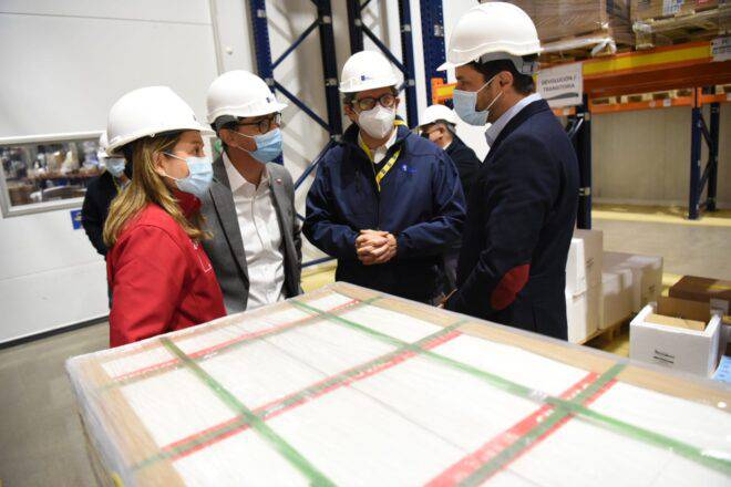 Gobierno recibe nuevo cargamento de 500 mil dosis de Sinovac y anuncia vacunación en colegios ...