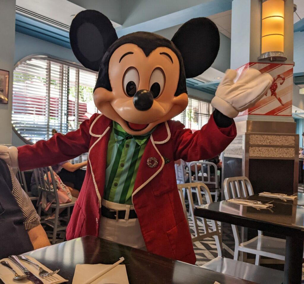 Minnie's Holiday Dine 2022 at Hollywood & Vine in Disney World Review | Green Vacation Deals