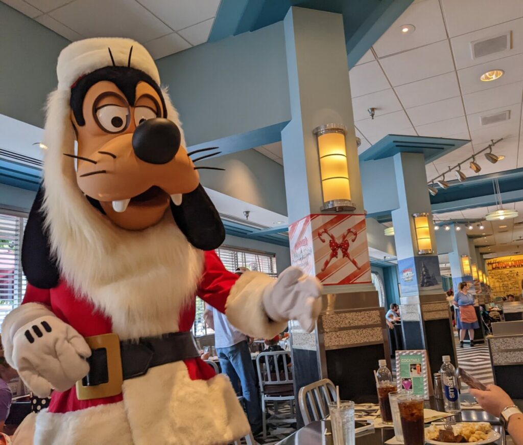 Minnie's Holiday Dine 2022 at Hollywood & Vine in Disney World Review ...