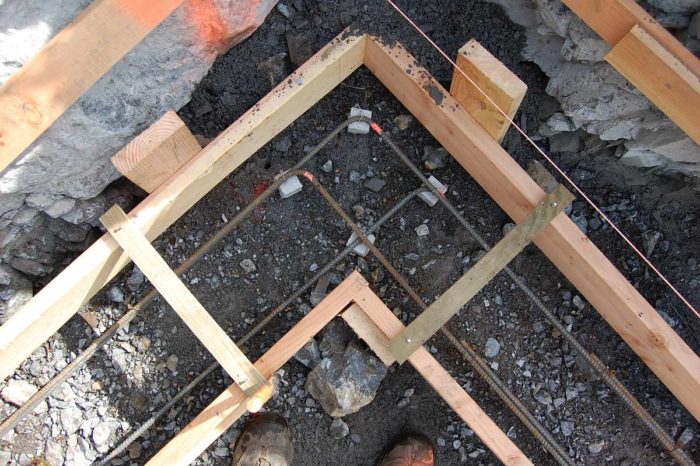 Using vertical rebar to suspend footing rebar for CMU stem wall ...