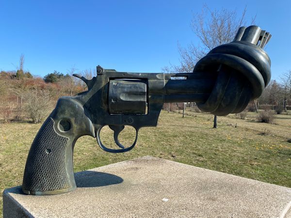 GC9P8B1 Non-Violence / The Knotted Gun (Virtual Cache) in Luxembourg ...