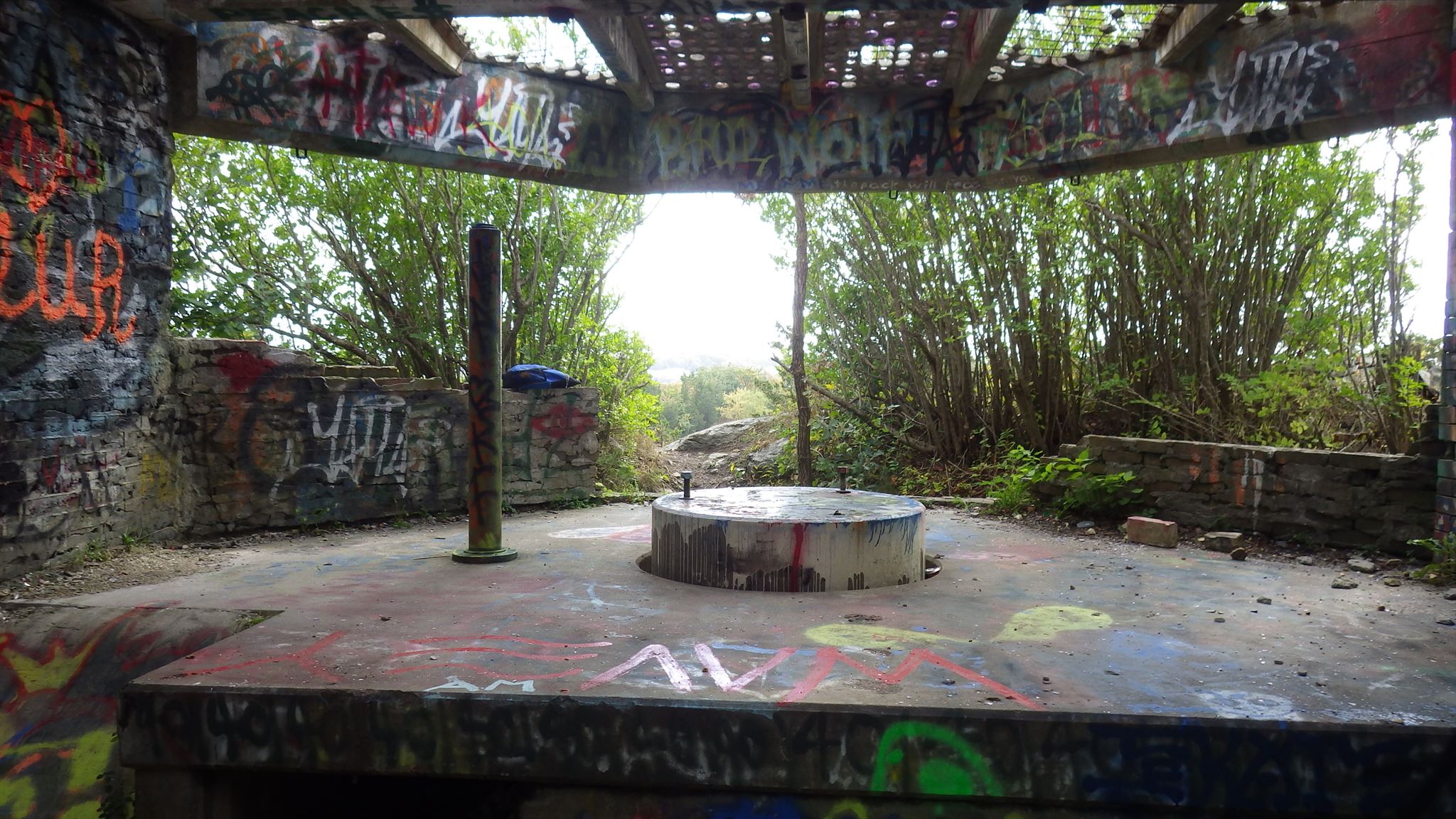 [OC] The abandoned Fort Wetherill in Jamestown (and its history!) : r ...