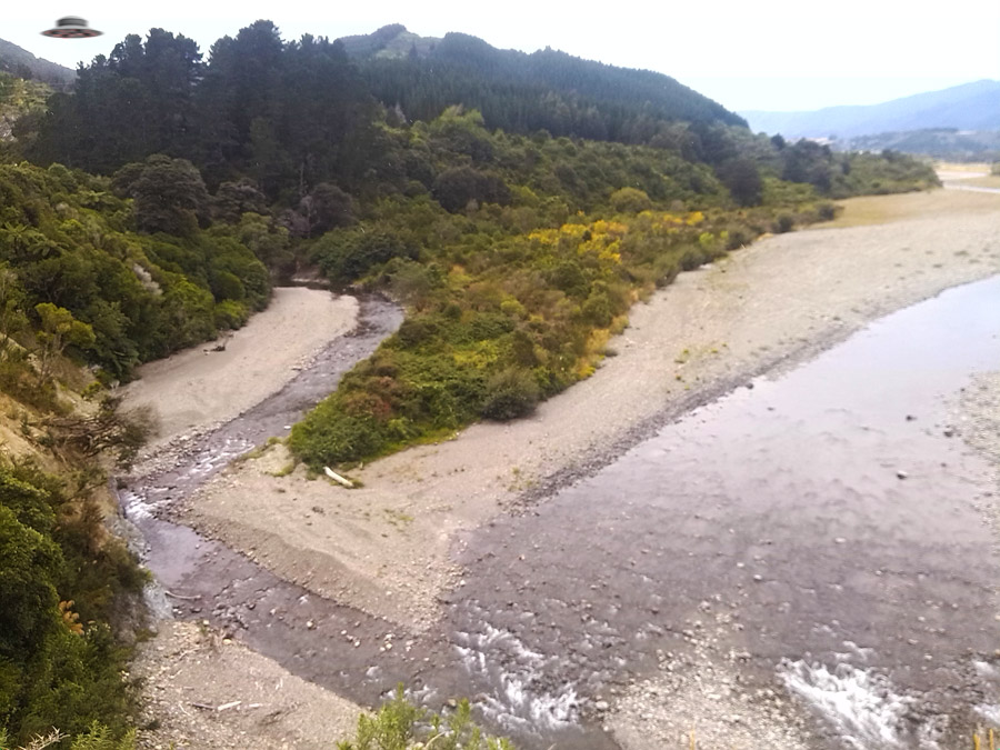 GC6BGEM Little Green Visitors? Riverstone 👽 (Traditional Cache) in ...