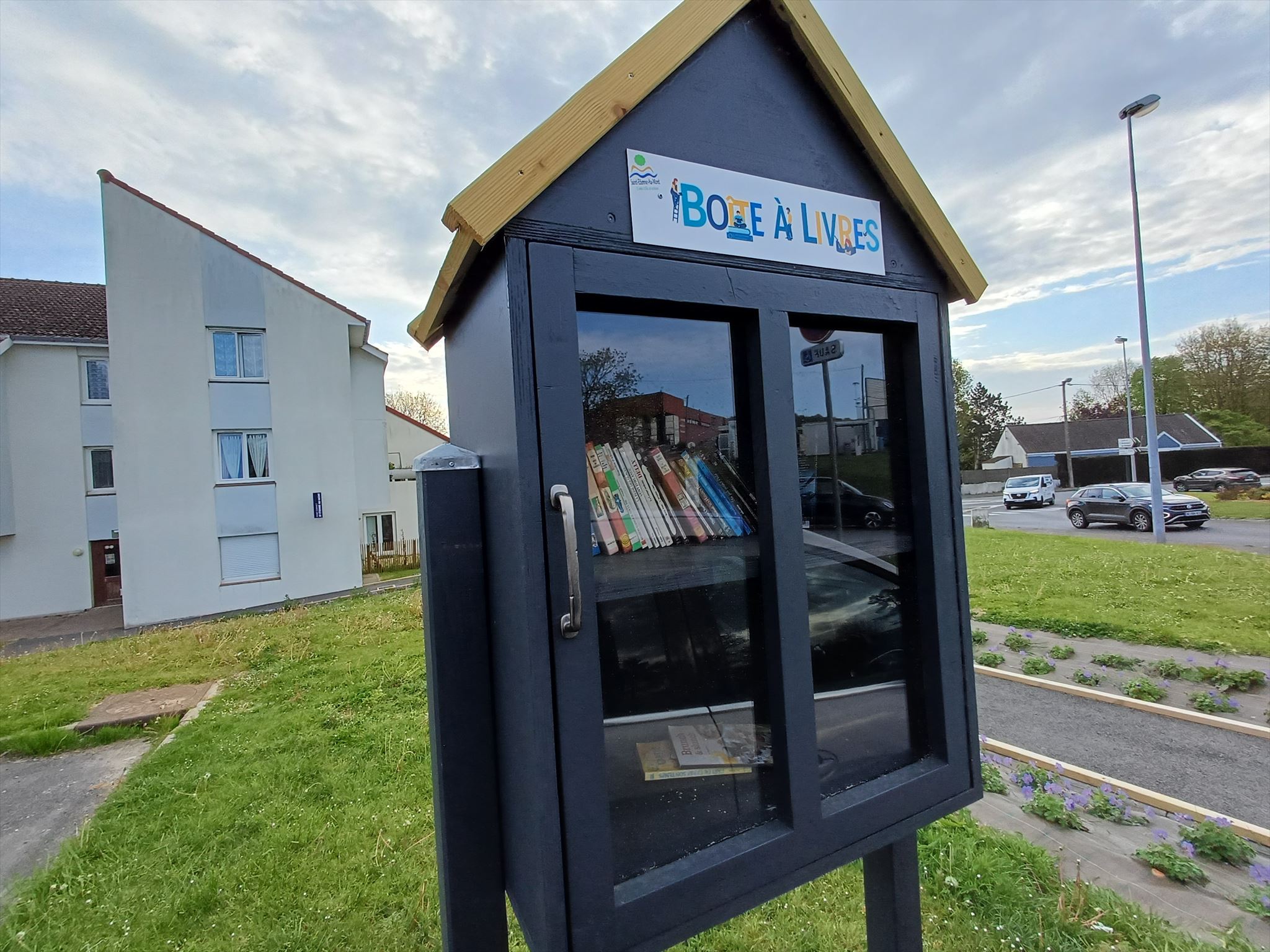 Boite à Livres - Rue Louise Michel - Saint-Etienne au Mont, France ...
