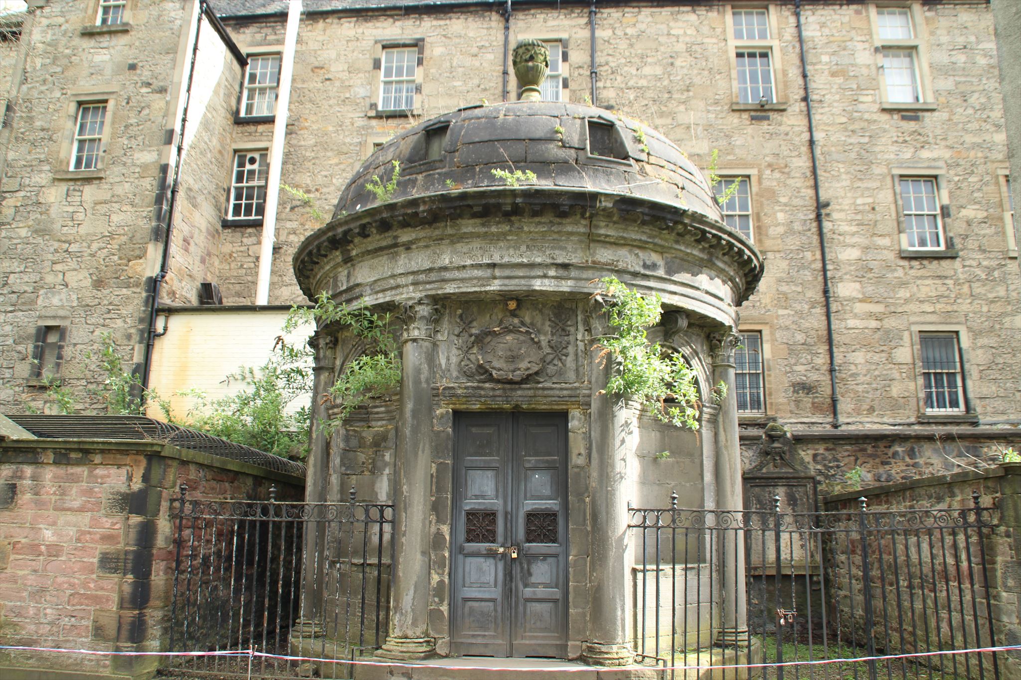 George Mackenzie's Mausoleum - Greyfriars Kirkyard - Edinburgh ...