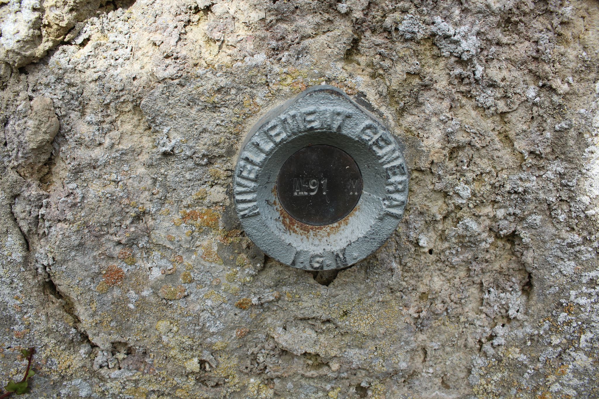 Benchmark - Repère de Nivellement - Église Saint-Crépin-et-Saint-Crépinien - Bussiares, France ...