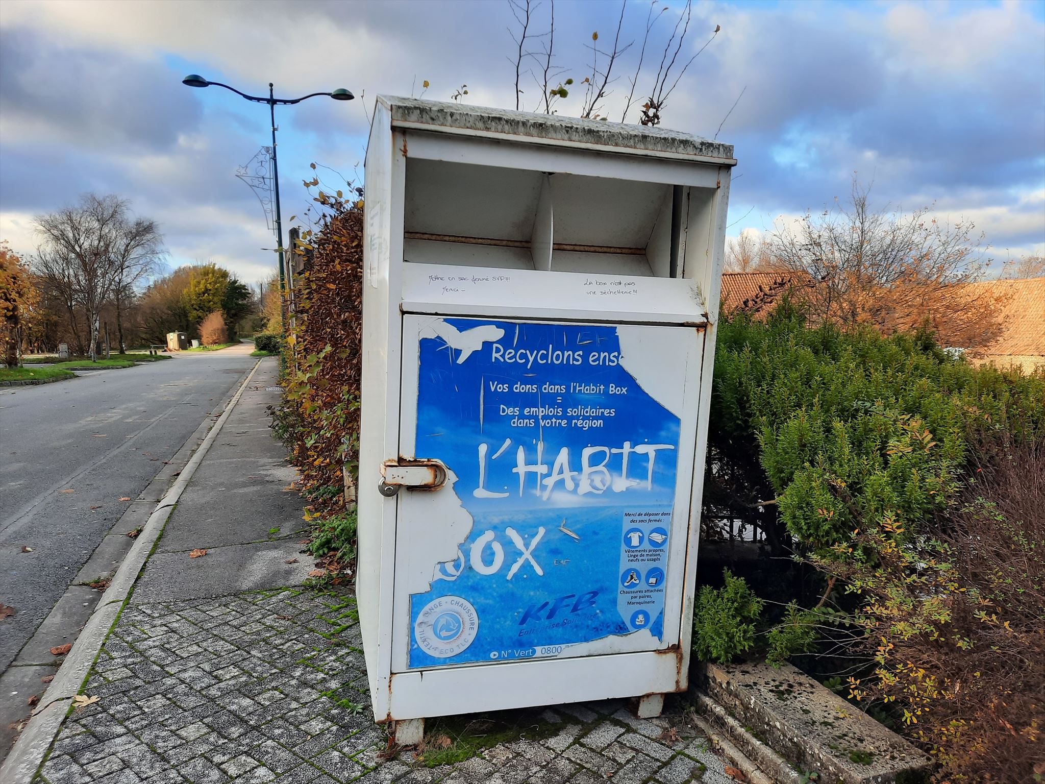 Box de collecte de vêtements "L'Habit Box" - Nesles, France - Permanent ...