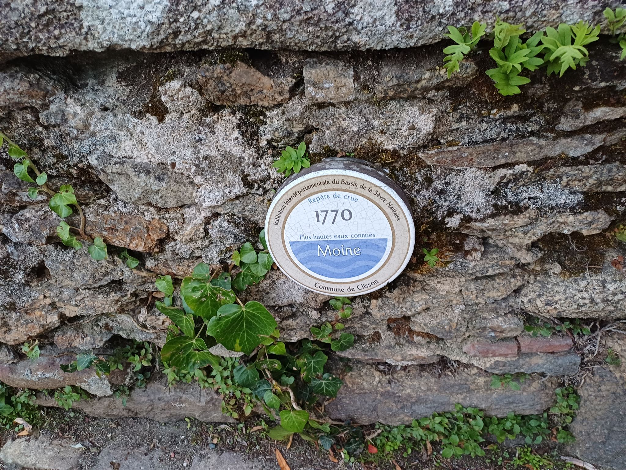 Benchmark - Repère de Nivellement (Repère de crue) - Pont Saint-Antoine - Clisson, France ...