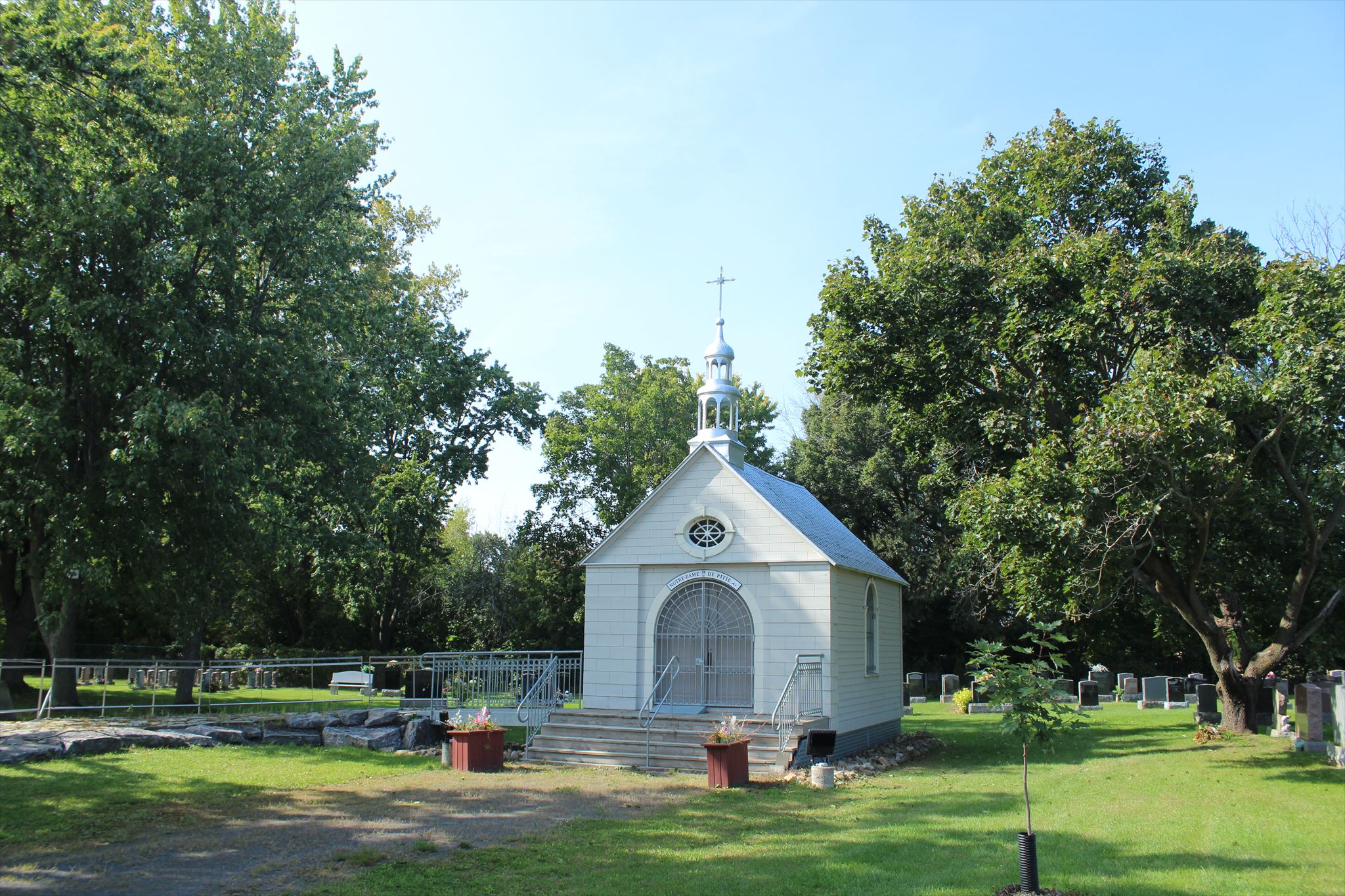 Cimetière de l'église Saint-Sulpice - Saint-Sulpice, Québec - Worldwide ...