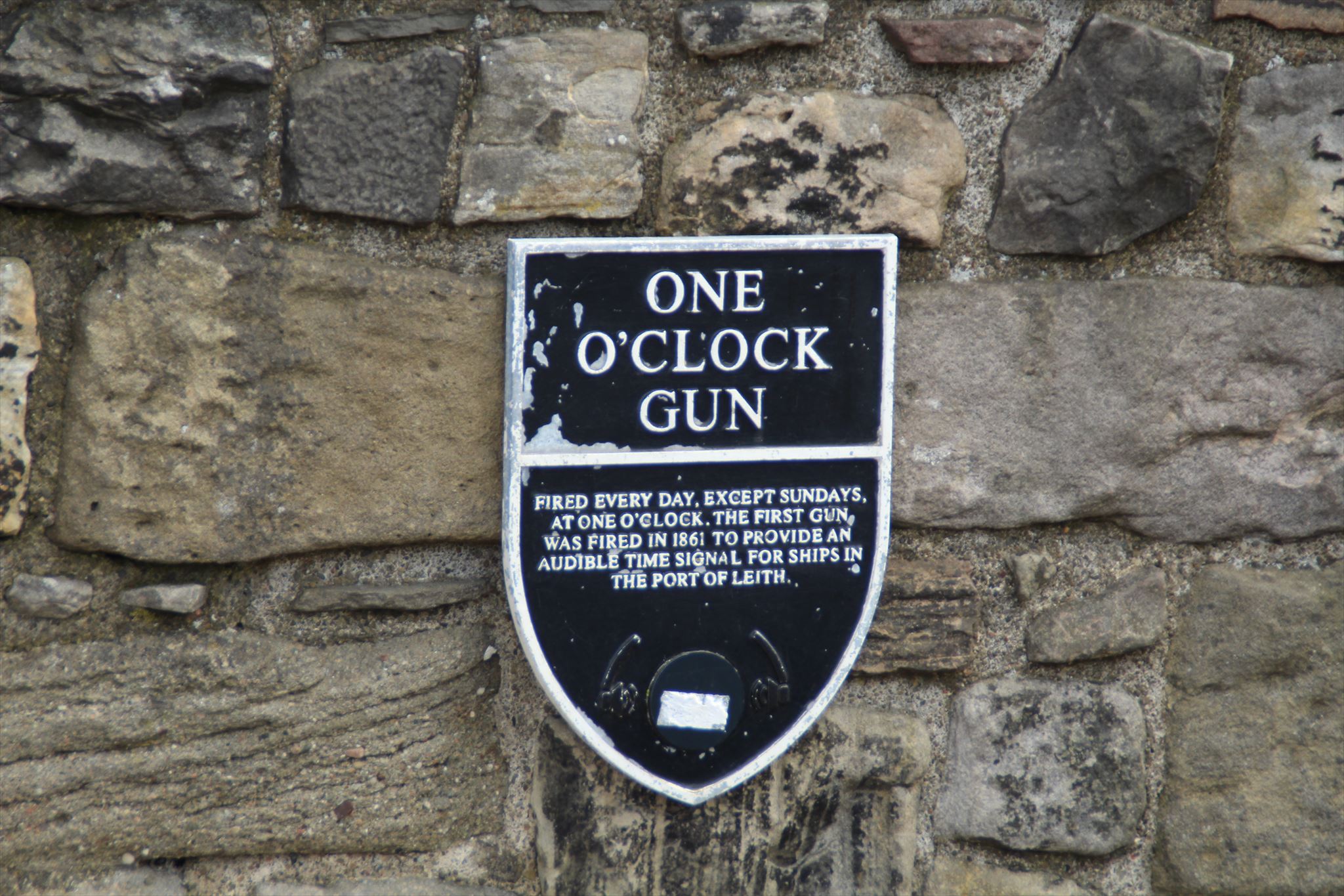 The "One O'Clock Gun" (Edinburgh Castle) - Edinburgh, Scotland, UK ...
