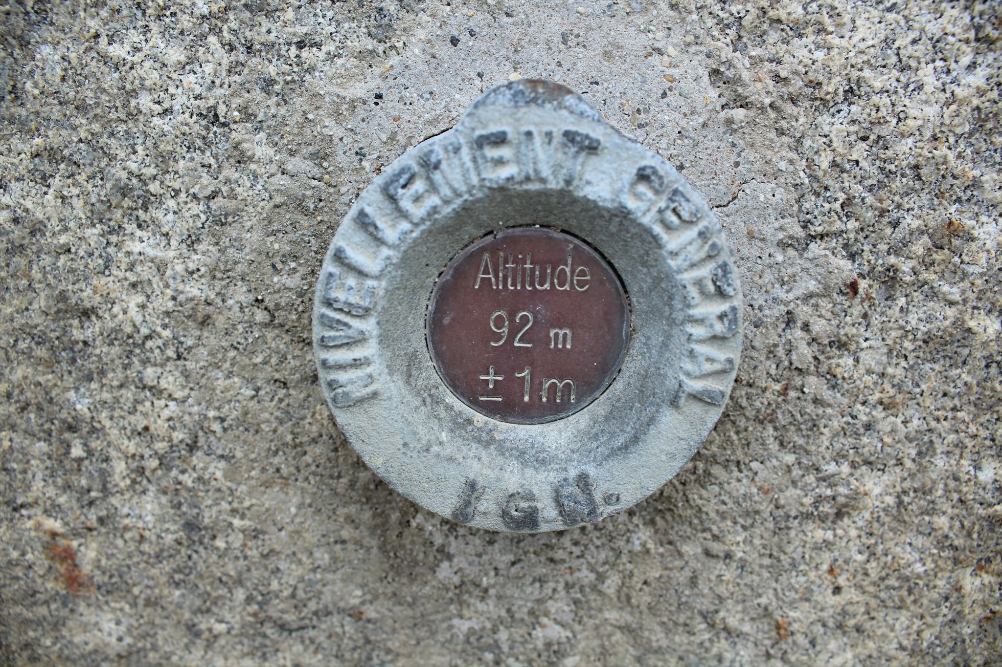 Repère de Nivellement - Église paroissiale Saint-Pierre - Tonquédec, France - French Benchmarks ...