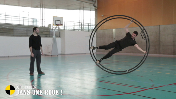 Défi rouler dans une roue - Vidéo