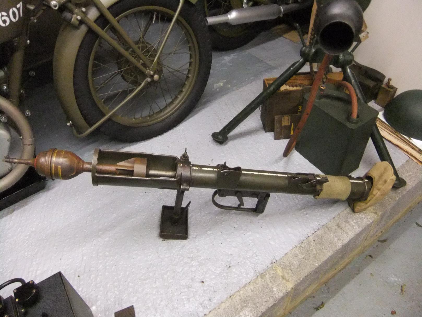 PIAT measures - Artillery & Anti-Tank Weapons - HMVF - Historic ...