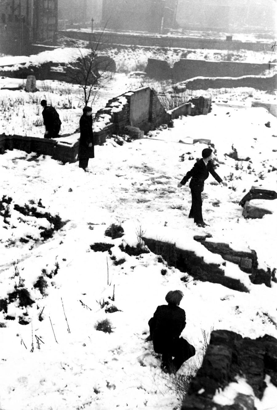 Roger Mayne | Holden Luntz Gallery