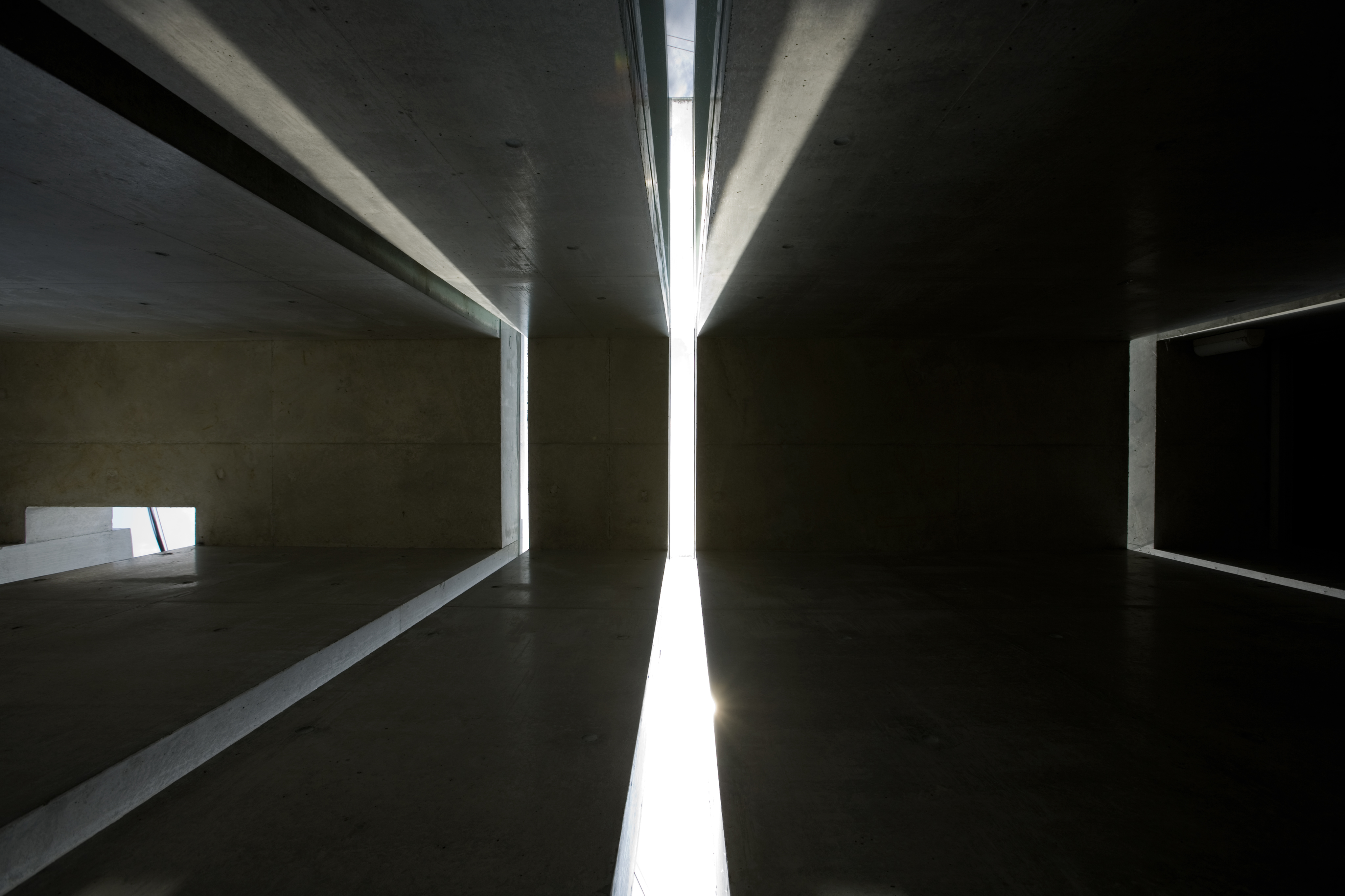 Concrete Slit House by Eastern Design Office