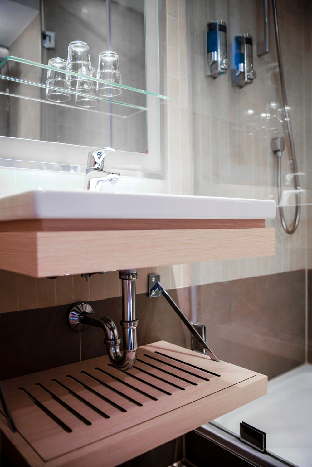 29 Bathrooms with Stylish Floating Sinks – Graphic World