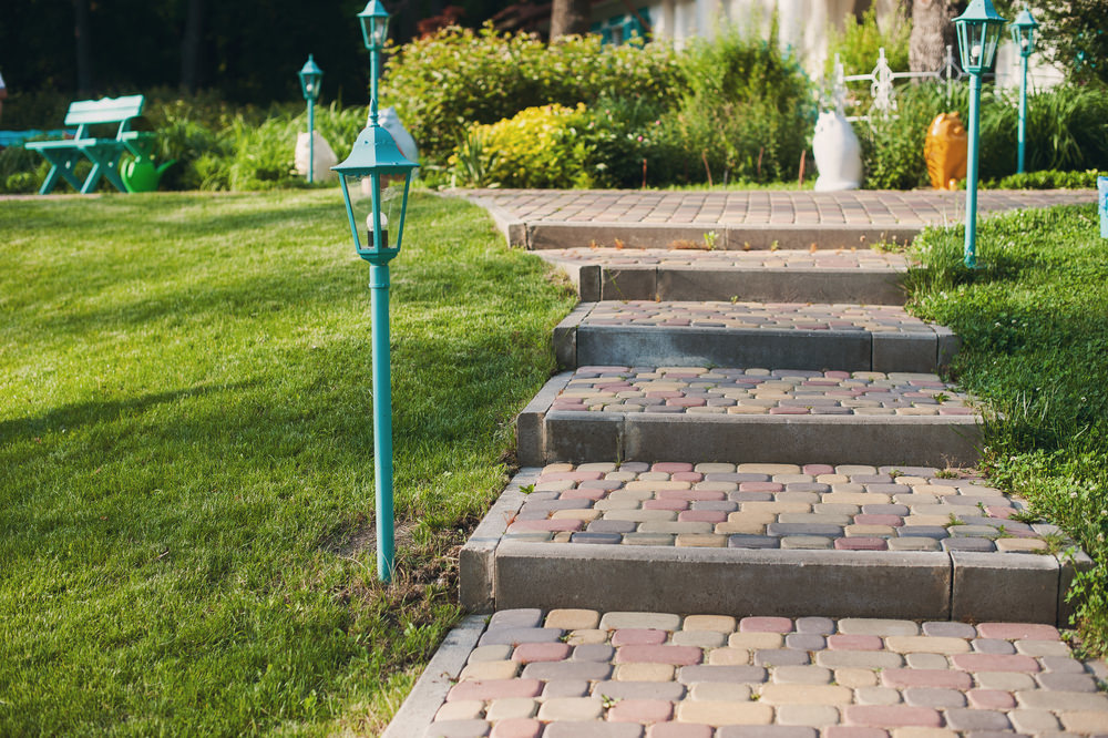 9 Types of Outdoor Lights for Your Home